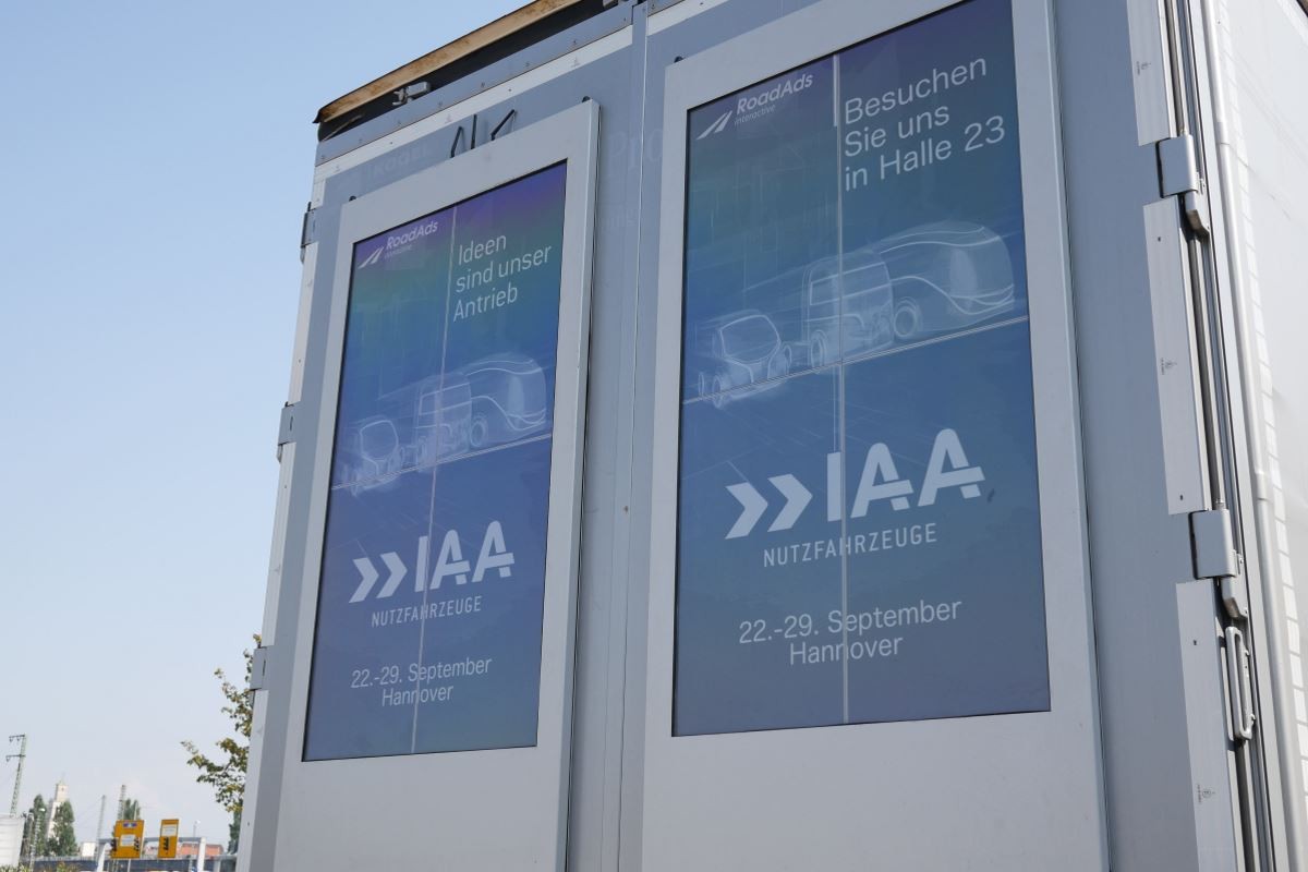 Real-time truck displays provide location triggered ads, traffic ...