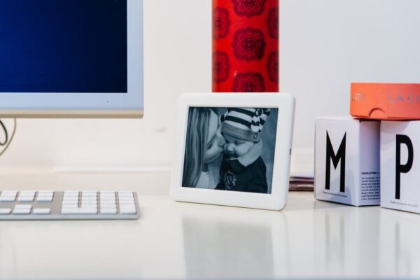 Why does an electronic paper display flicker? - Visionect